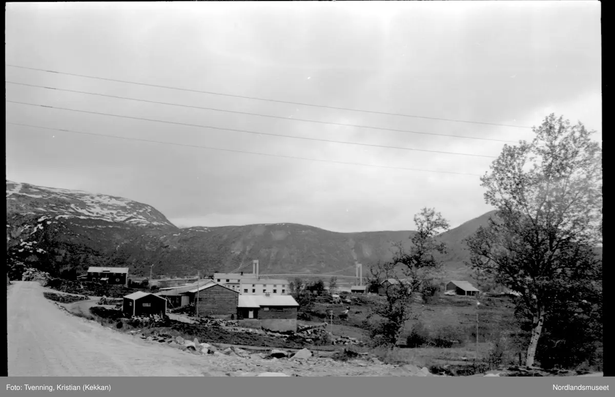 Gildeskål. Ytre Skålsvik.Veianlegg, Kystriksveien. Veibanen er gruslagt ...