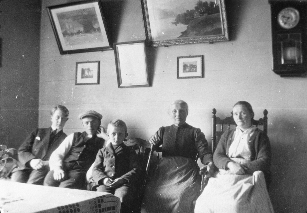 Astrid Ragde med familien på Ragde - Kraftmuseet / DigitaltMuseum