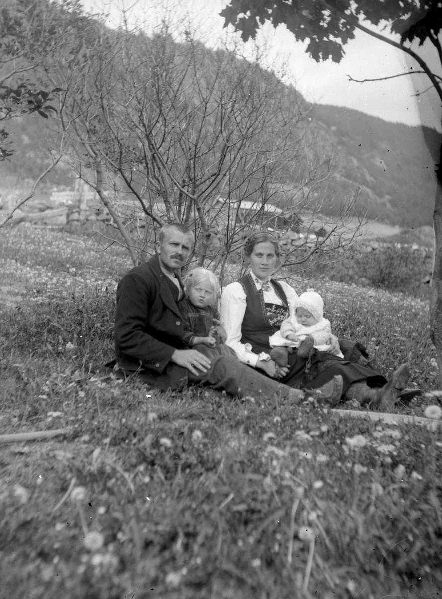 Fotoarkiv etter Aanund Edland. Utendørs portrett av Olav Kili og Astrid ...