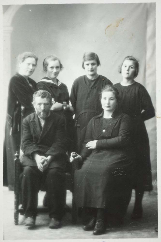 Postkort med gruppebilde av Johan Albert Sivertsen "Sjåmo-Johan" og ...