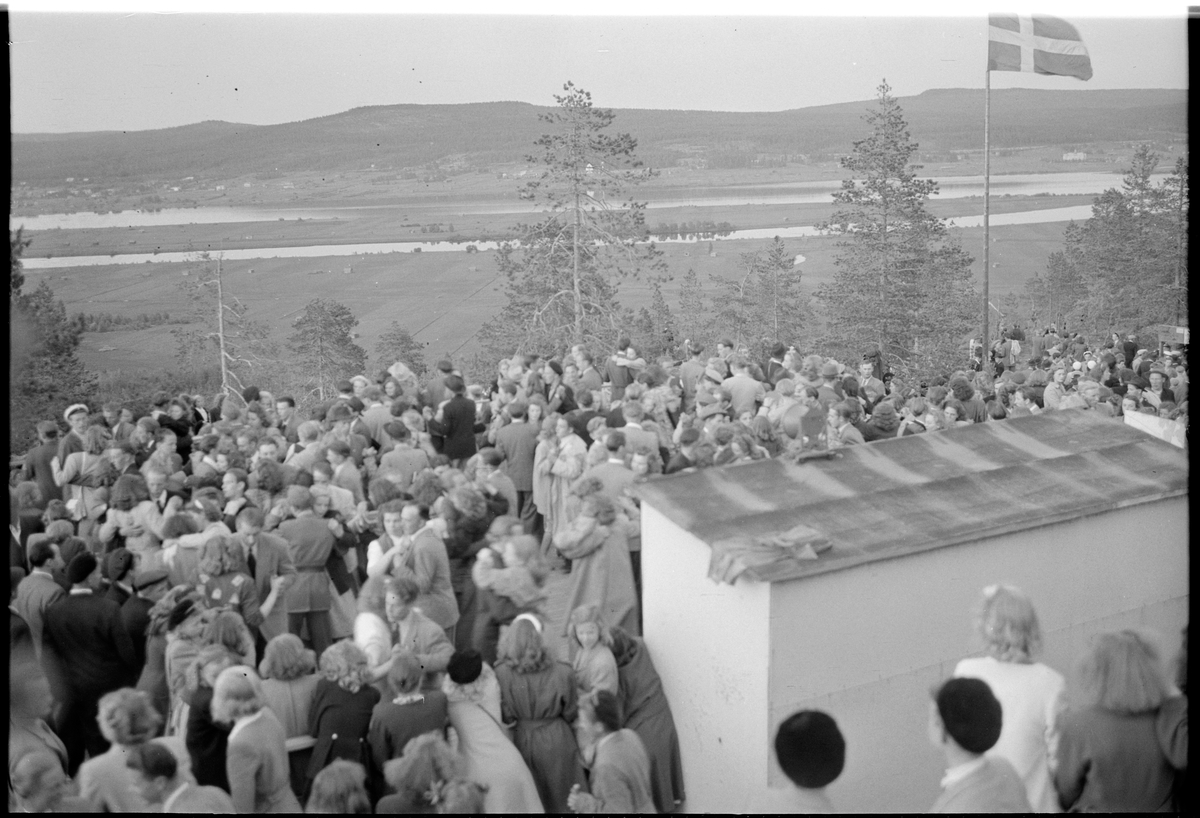 Dans på Luppioberget på linjen mellan Luppio och Övertorneå. I ...