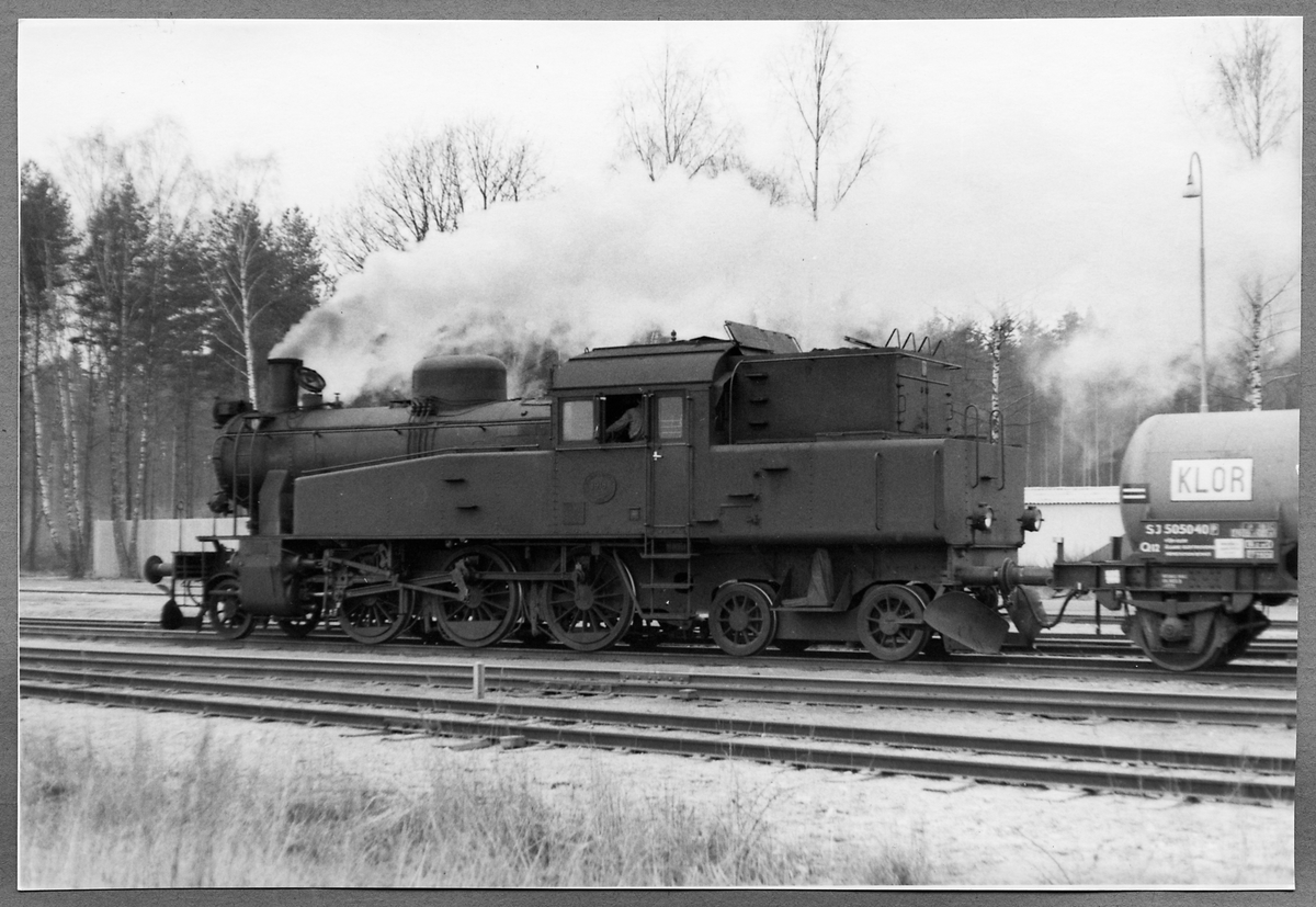 Statens Järnvägar, SJ S1 1918 och SJ Q12 505040 i Ystad Järnvägsstation. - Järnvägsmuseet ...