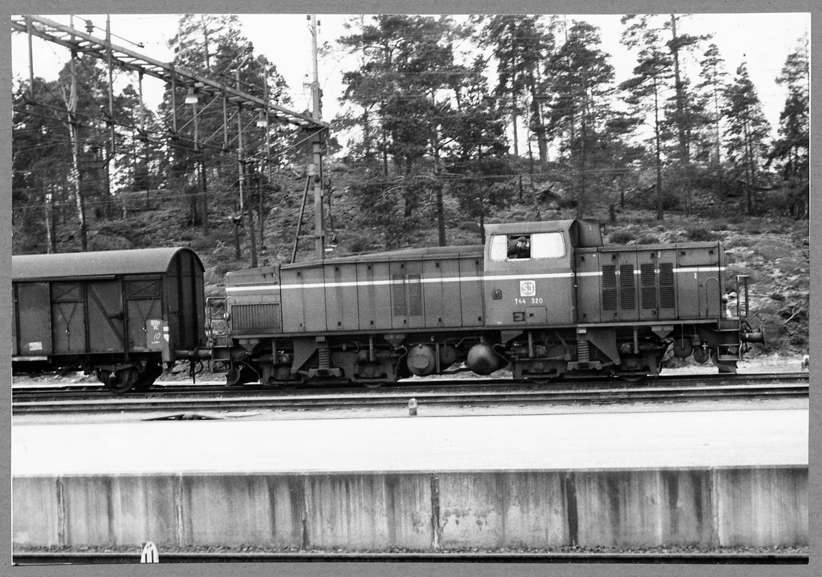 Statens Järnvägar, SJ T44 320. - Järnvägsmuseet / DigitaltMuseum