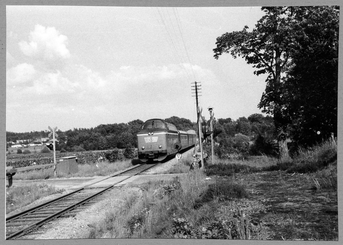 Statens Järnvägar, SJ Y3 1263 passerar järnvägskorsning vid Johannishus ...