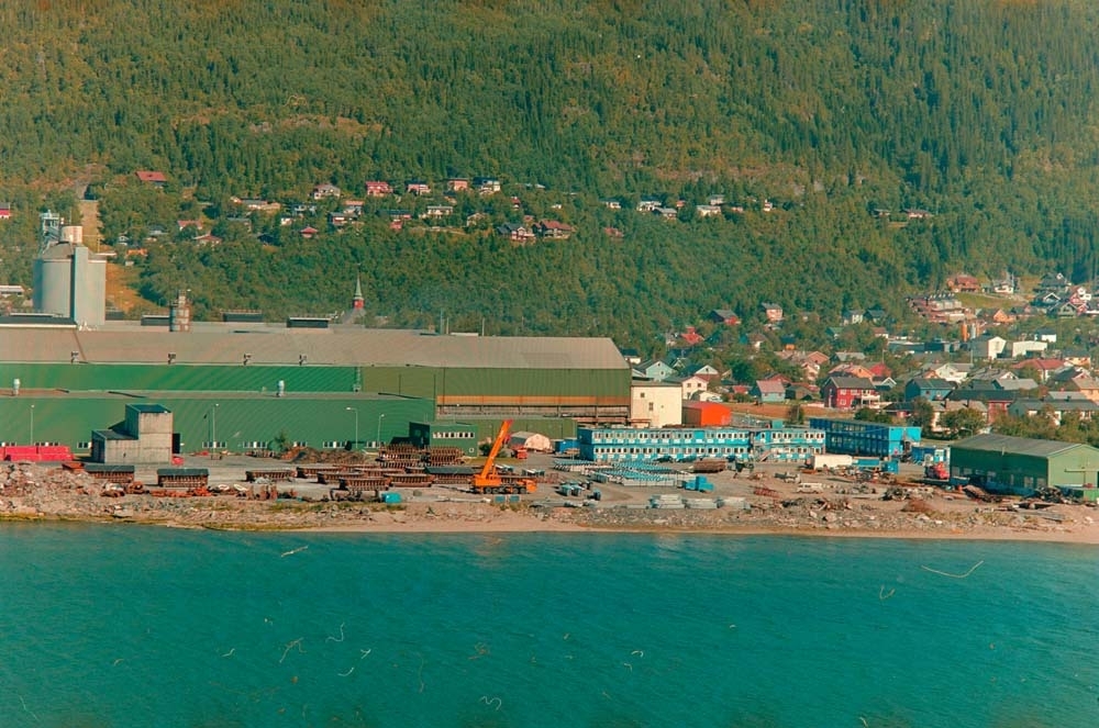 Mosjøen. Alcoa med åsen bak, sett fra Marsøra og andre siden av Vefsna ...