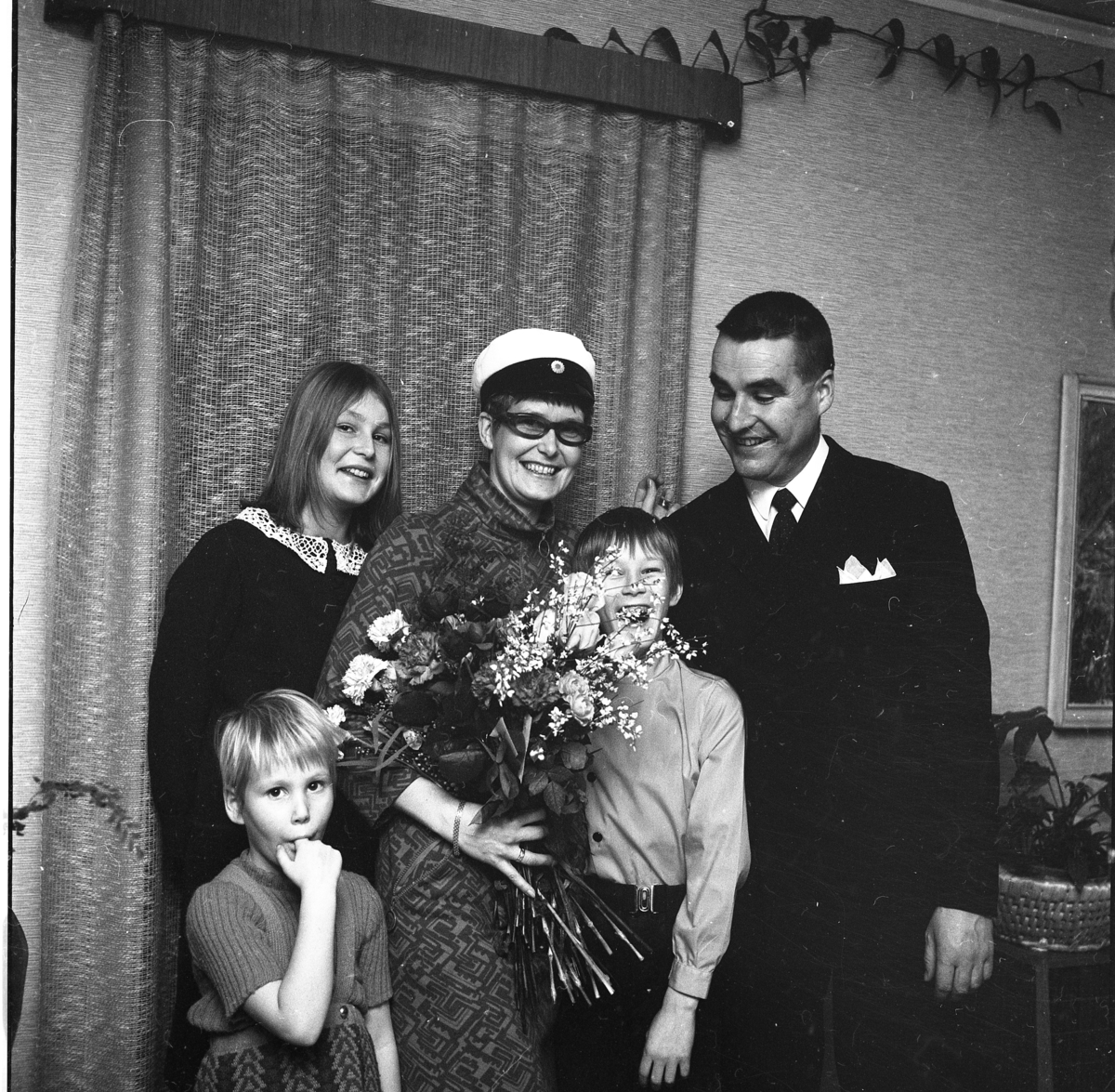 En glad student, Anna-Lisa Forsberg med studenmössa på huvudet och ...