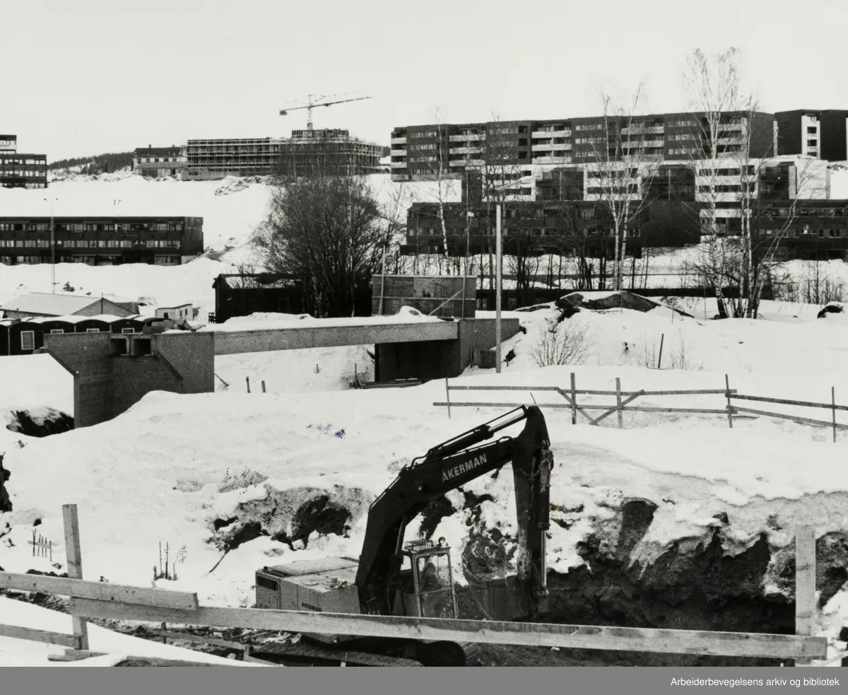 Furuset. Den nye T-banestasjonen er tatt i bruk, men gangveien som ikke ...