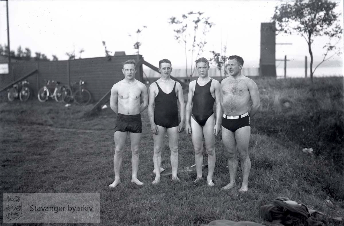 Fire svømmere ved Strømvik bad - Stavanger byarkiv / DigitaltMuseum