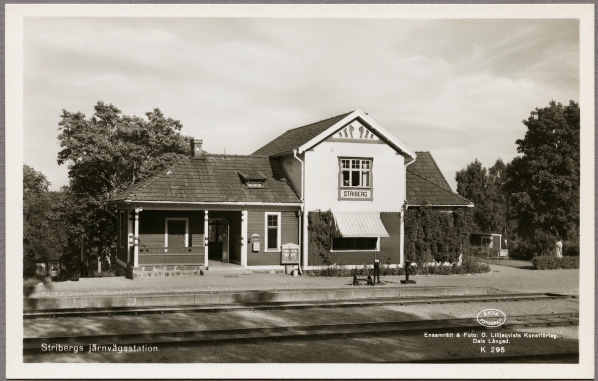 Spårsida av station och perrong. - Järnvägsmuseet / DigitaltMuseum