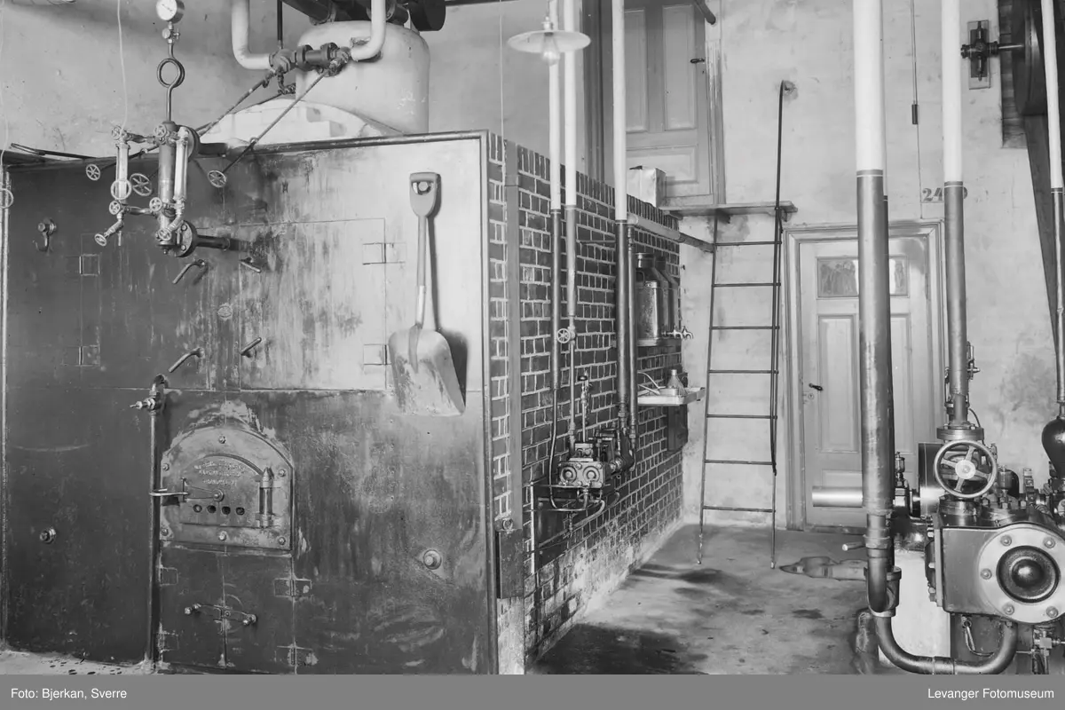 Fyrrom, ovn i meieri. - Levanger Fotomuseum / DigitaltMuseum