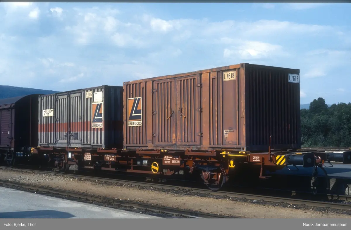 Containervogn med fester for Linjegods-lastbærere litra Lbgjs nr. 440 ...