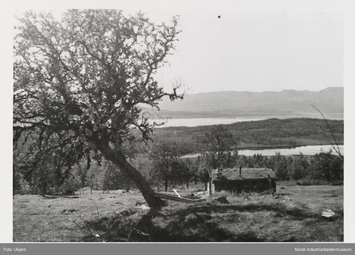 Seter på fjellet i bakgrunn sees innsjø og fjell - Norsk ...