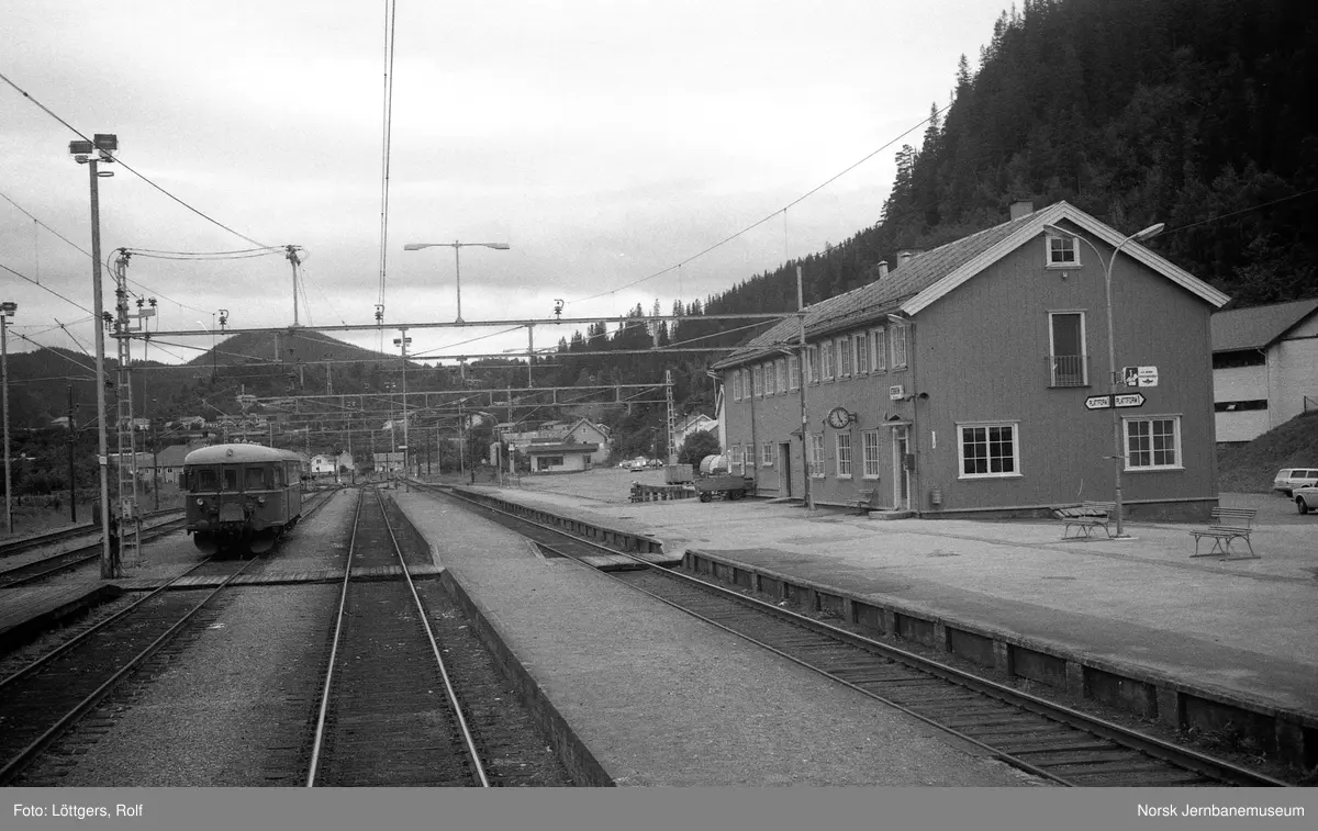 Støren stasjon, sett fra bakerste vogn i persontog fra Oslo Ø til ...
