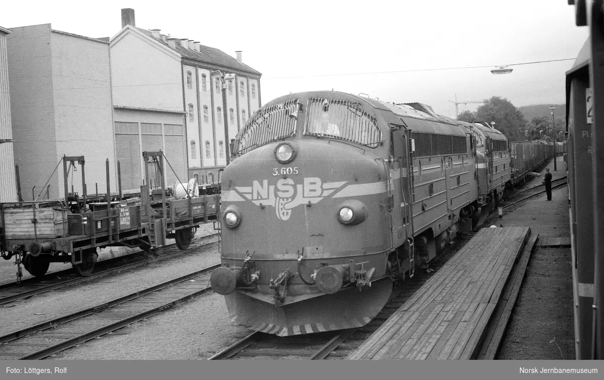 Diesellokomotiv Di 3 605 som ekstra forspann i godstog fra Bodø til ... Diesellokomotiv Di 3 605 som ekstra forspann i godstog fra Bodø til ...