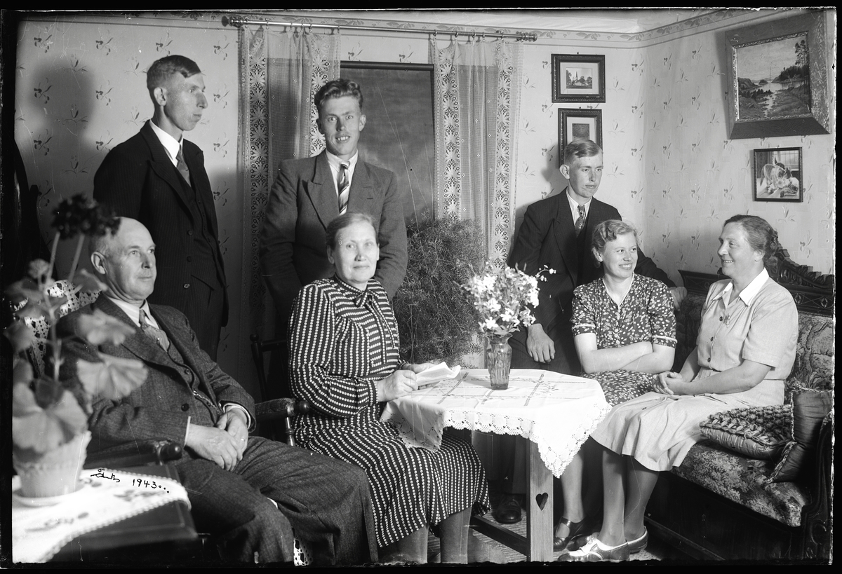 Gruppbild Av Familj Västergötlands Museum Digitaltmuseum