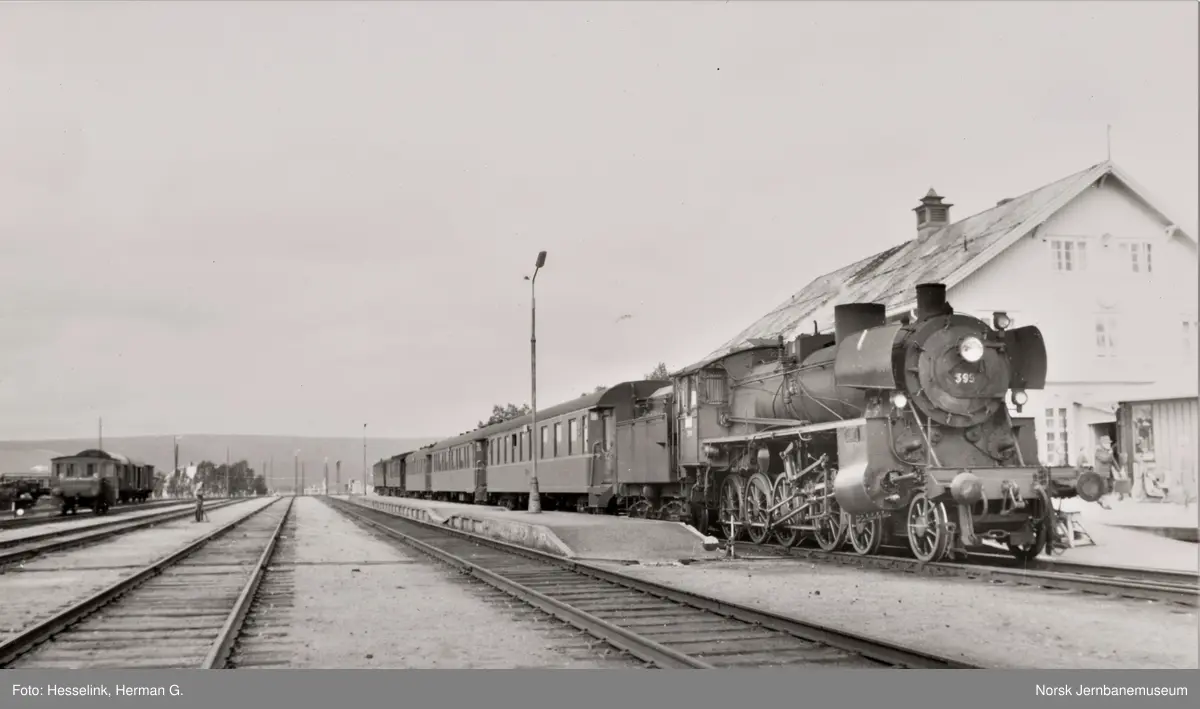 Damplokomotiv type 26c nr. 399 med dagtoget fra Trondheim til Oslo Ø ...