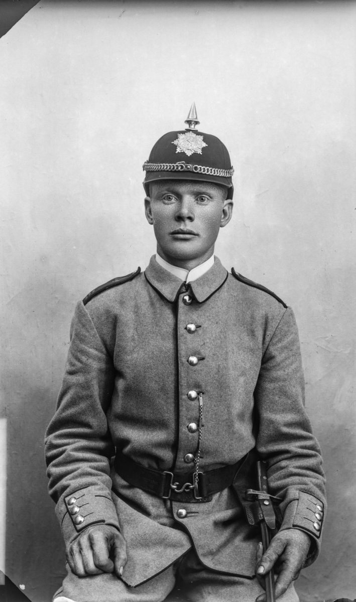 Portrett av menig soldat i hærens infanteri. Han bærer våpenfrakk og ...