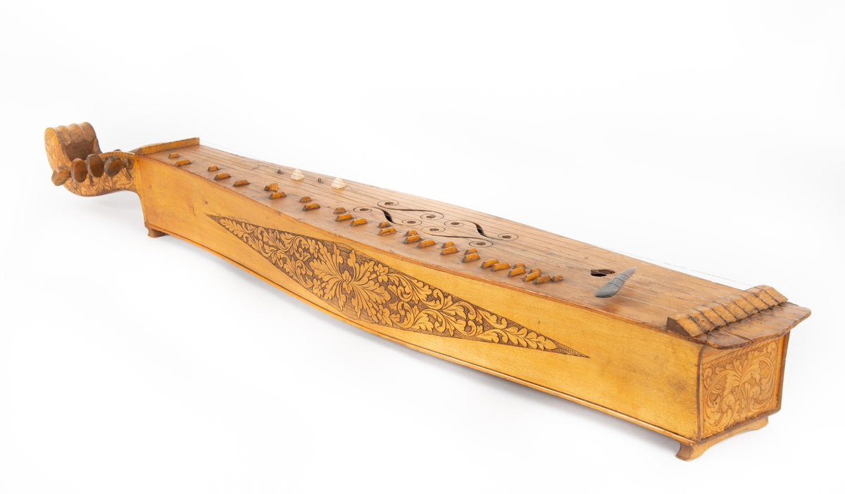 Langeleik - Valdres Folkemuseum / DigitaltMuseum