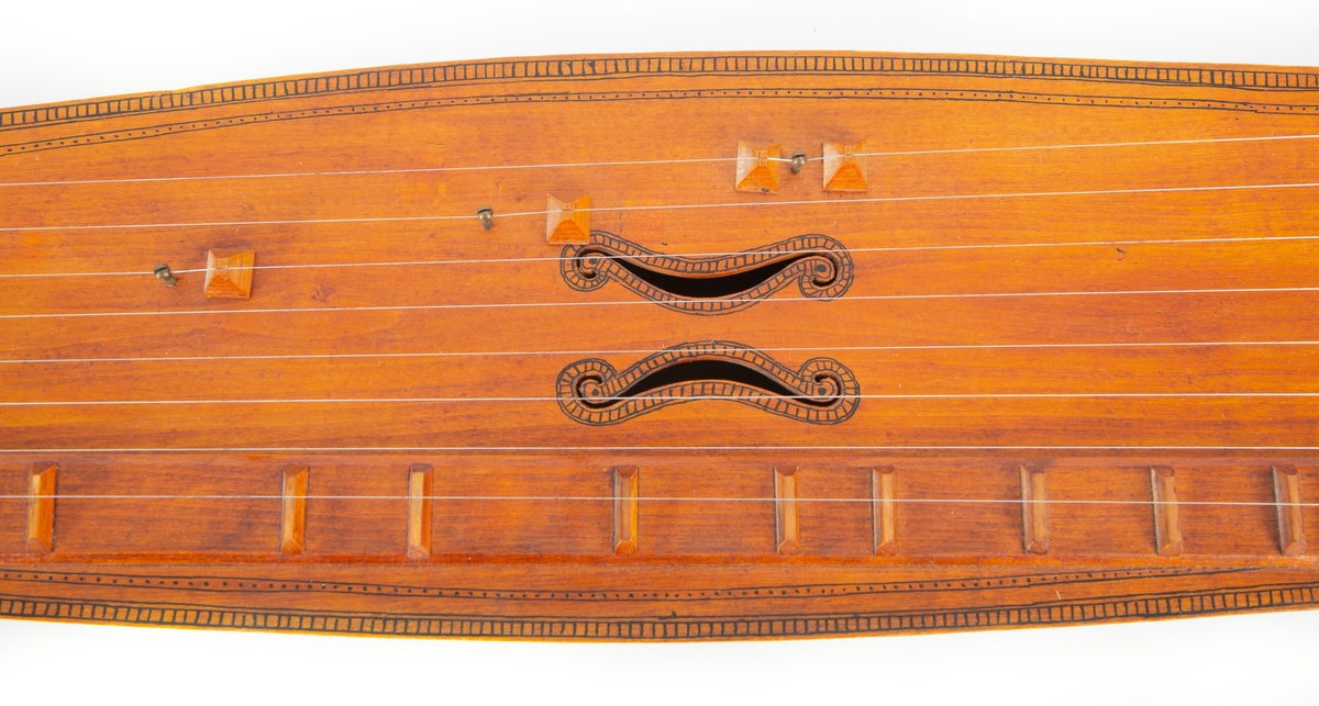 Langeleik - Valdres Folkemuseum / DigitaltMuseum