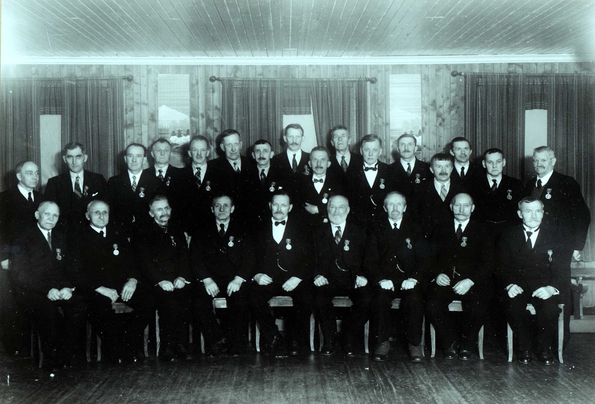 Gruppebilde av 25 menn dekorert med Det Kongelige Selskap for Norges ...