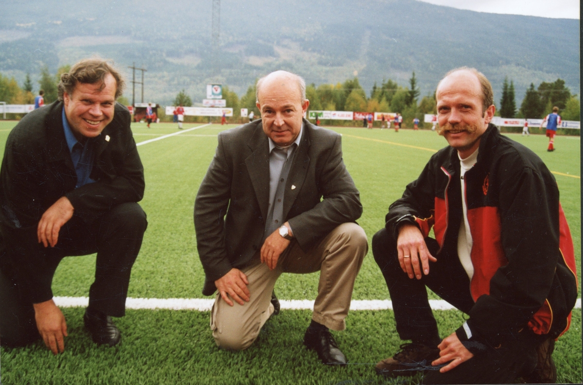 Tre karer på den nye kunsgresbanen. frå v. Arve Rustberggard,Jan ...