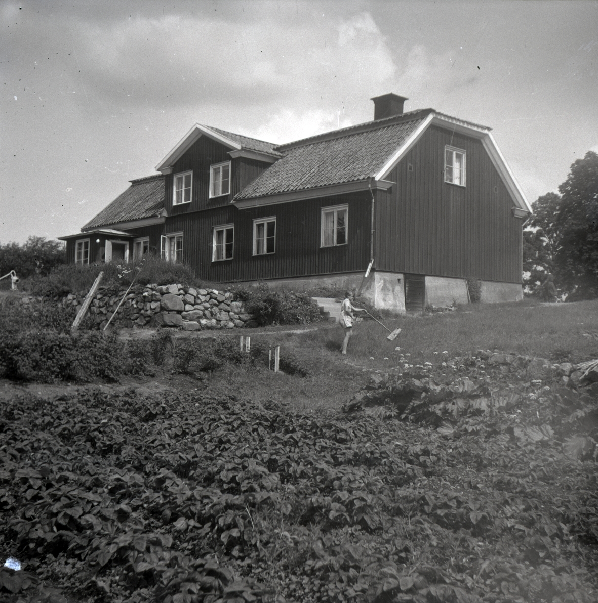 Bostadshus med träpanel, mansardtak och frontespis. - Kalmar läns ...