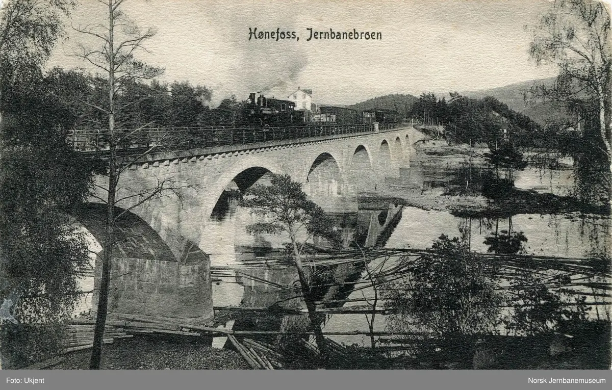 Damplokomotiv med blandet tog på Begna bru på Hønefoss - Norsk ...