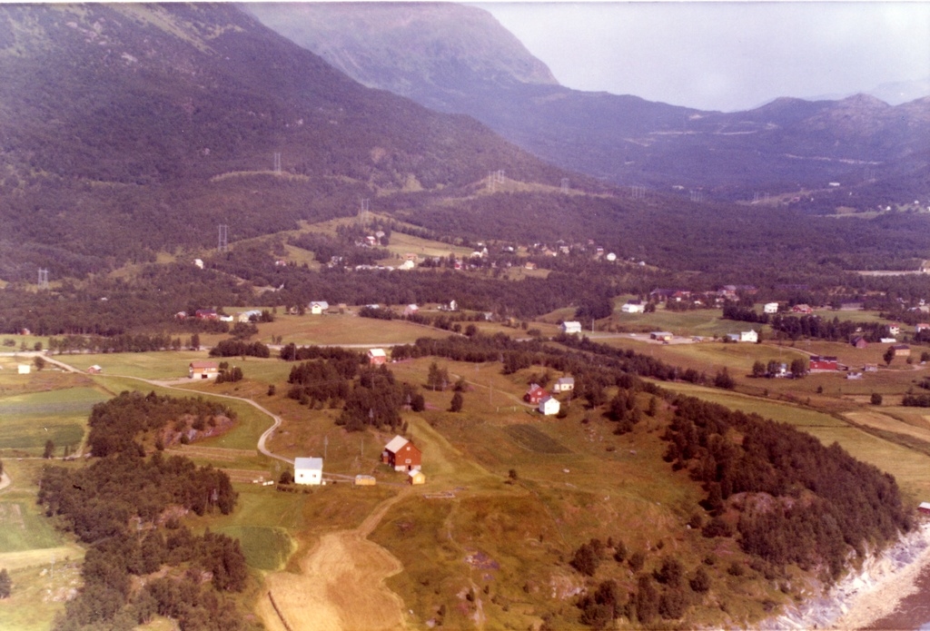 Haugen i forkant, Prestjord helt i bakgrunn. I rute 14/15/16 ser vi ...