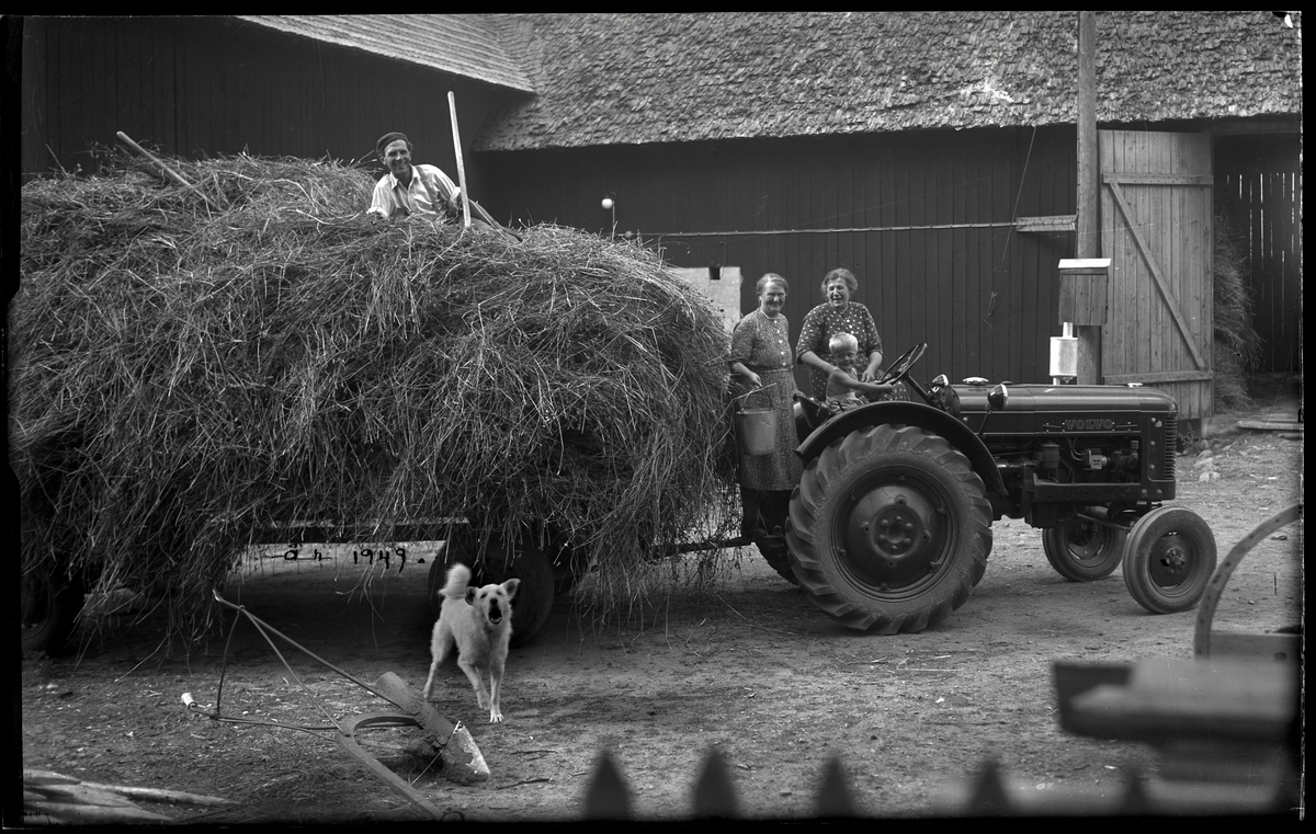 Familj Med Transport Med Hö Västergötlands Museum Digitaltmuseum