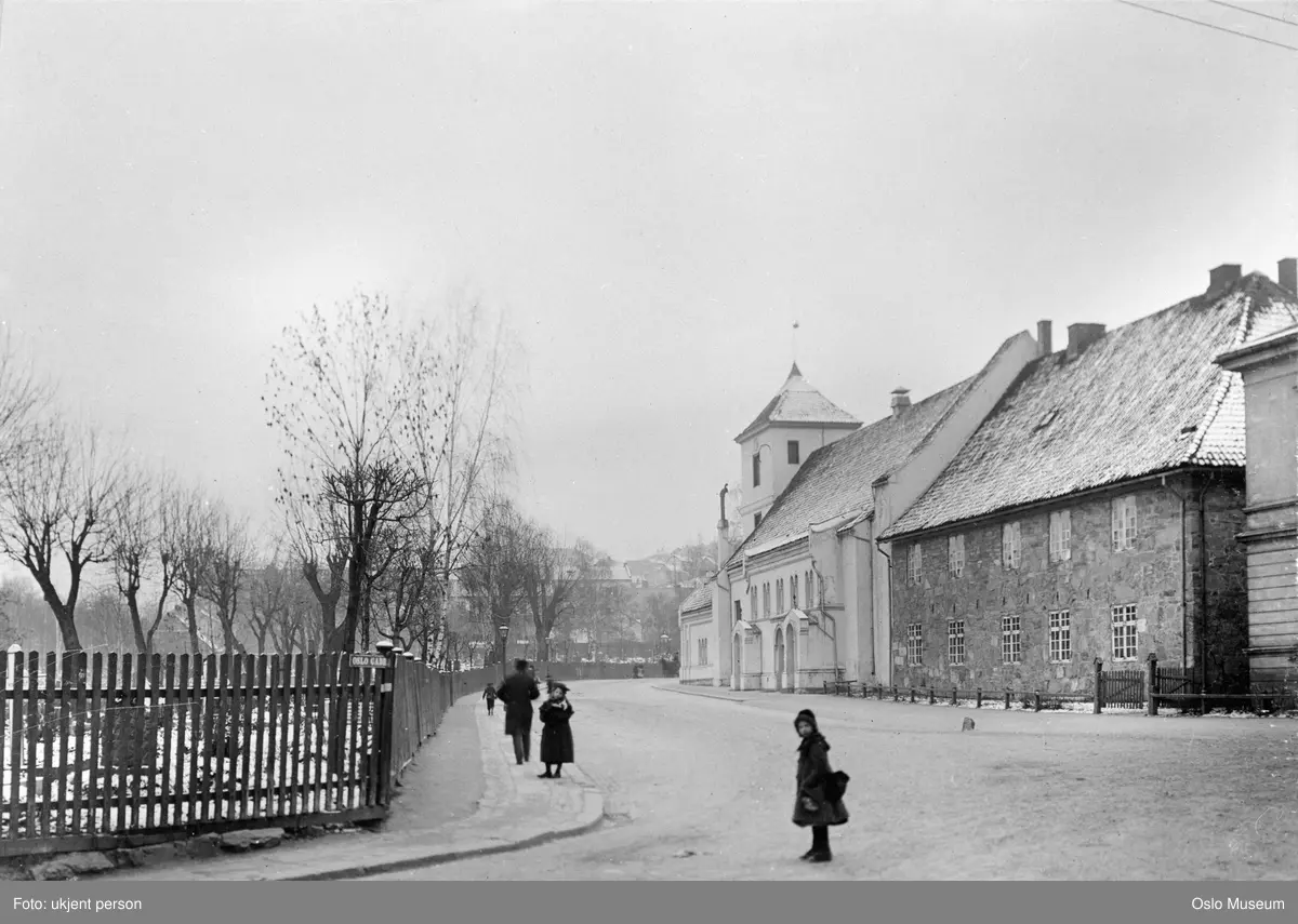 Gamlebyen kirke og Oslo Hospital. - Oslo Museum / DigitaltMuseum