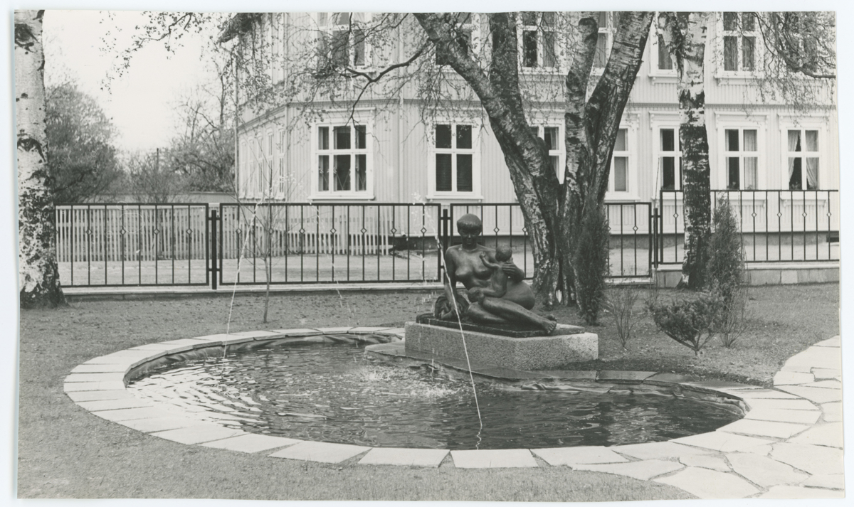 Skulptur: Mor med barn (3 bilder) - Mossebibliotekene / DigitaltMuseum