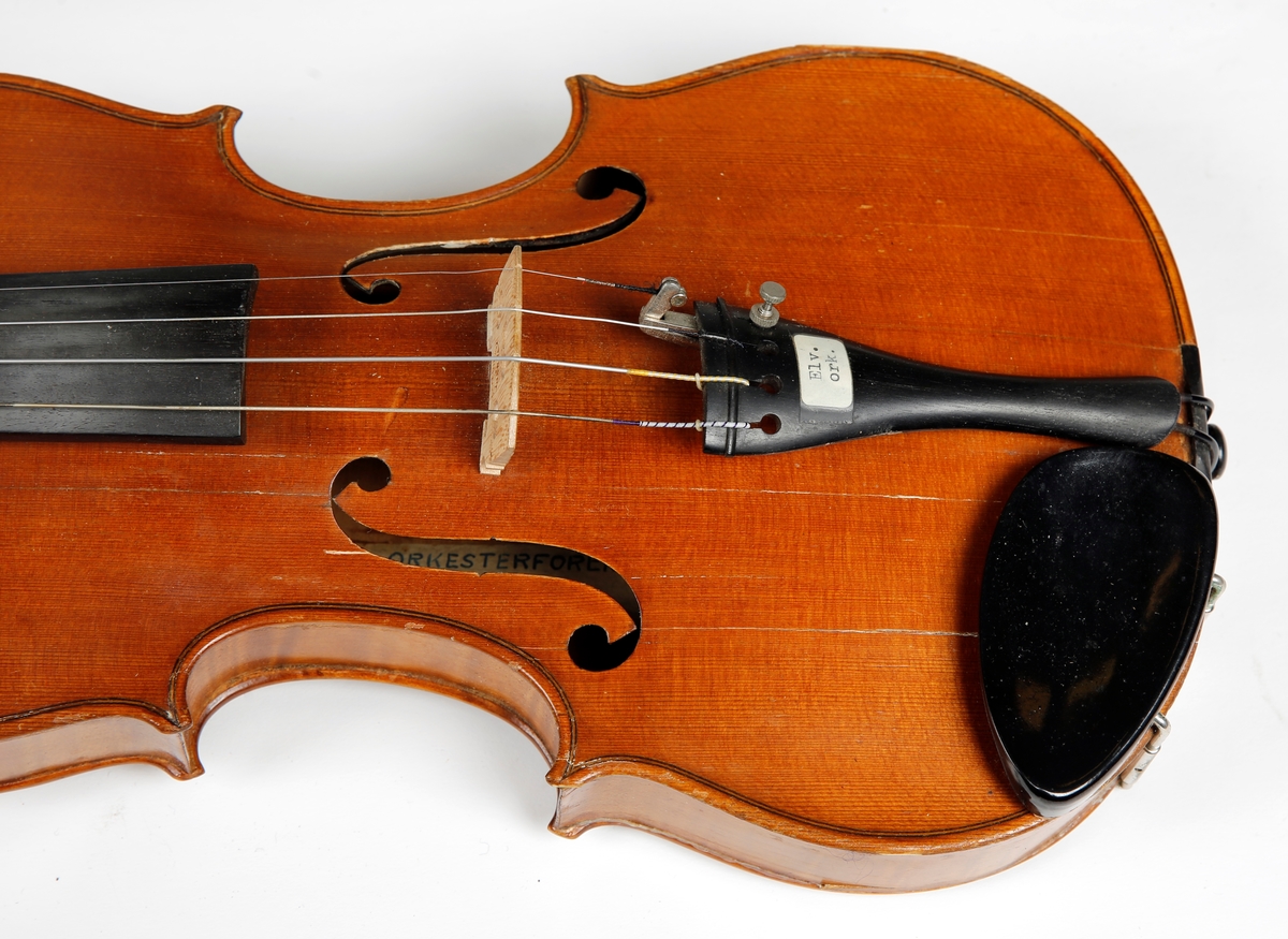Fiolin med bue og kasse - Anno Glomdalsmuseet / DigitaltMuseum