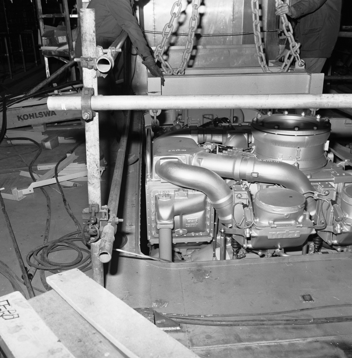 Lyft av motor till kkv typ Göteborg - Marinmuseum / DigitaltMuseum