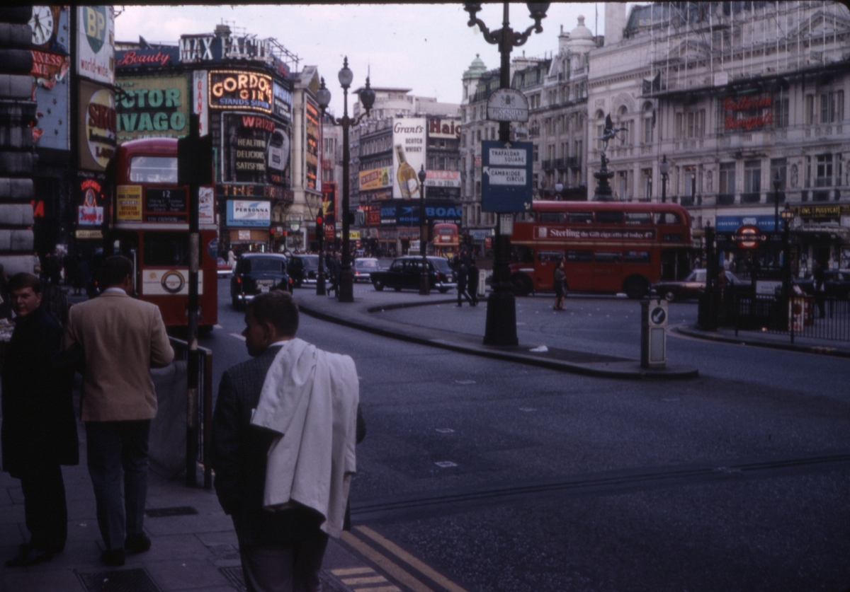 Mennesker og trafikk ved Piccadilly Circus i London, England ...