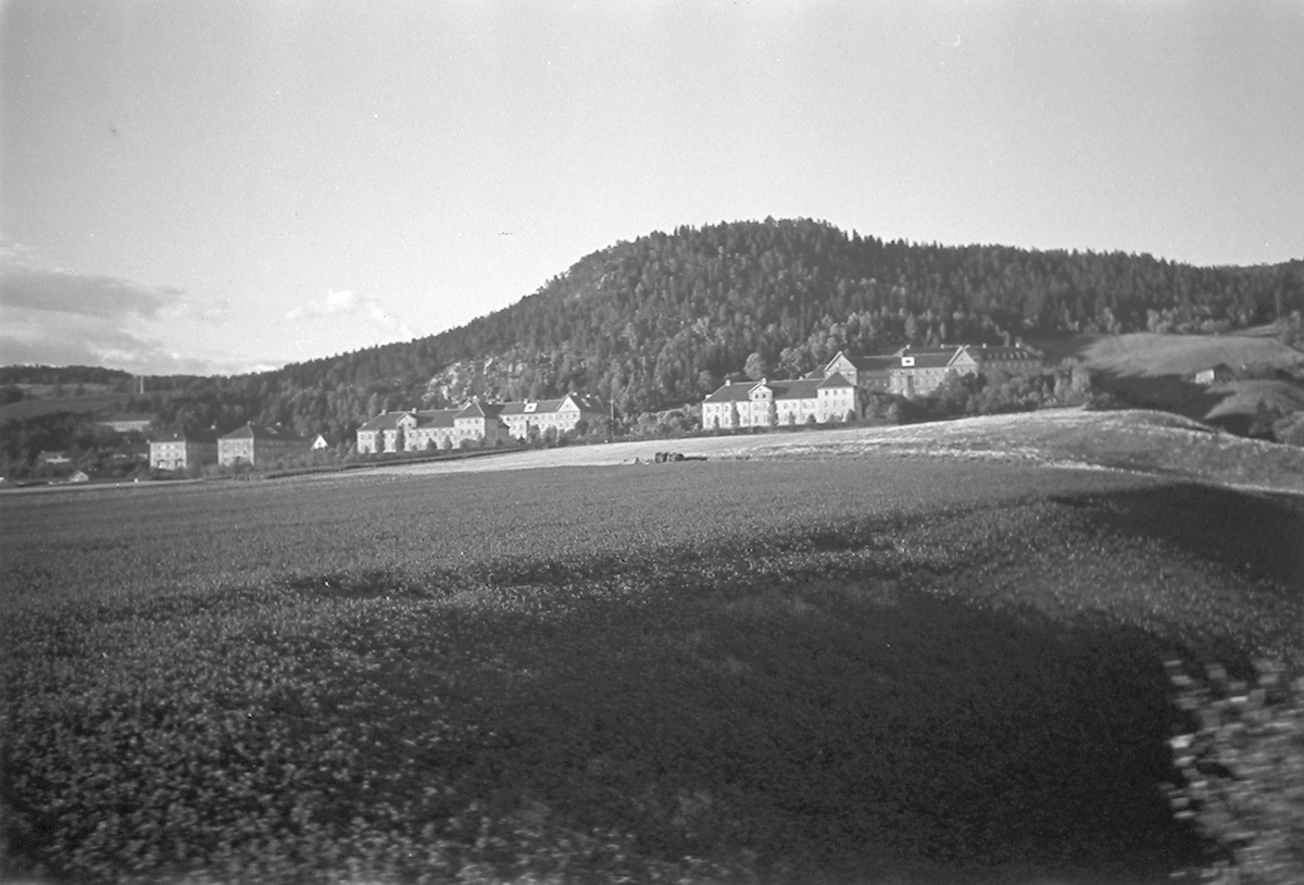 Lier asyl (senere Lier sykehus) fotografert 1940. - Stiftelsen Norsk ...
