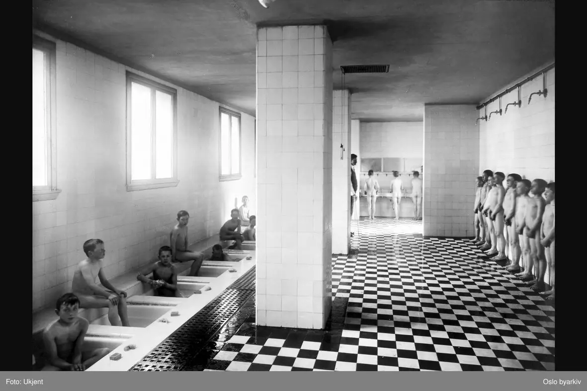 Dusj, bad, gutter som bader og dusjer, kroppsvask. Herslebs skole 1922 ...