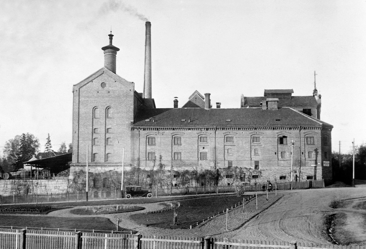 Hamar by, eksteriør Hamar bryggeri, fabrikken etablert i 1856-57, bil i ...