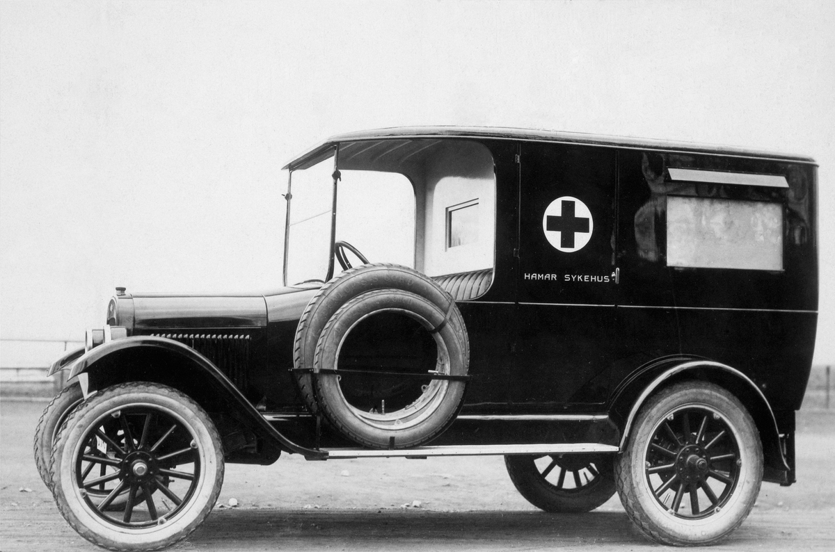 AMBULANSE. . HAMAR RØDE KORS FORÆRTE HAMAR SYKEHUS DEN FØRSTE SYKEBIL ...