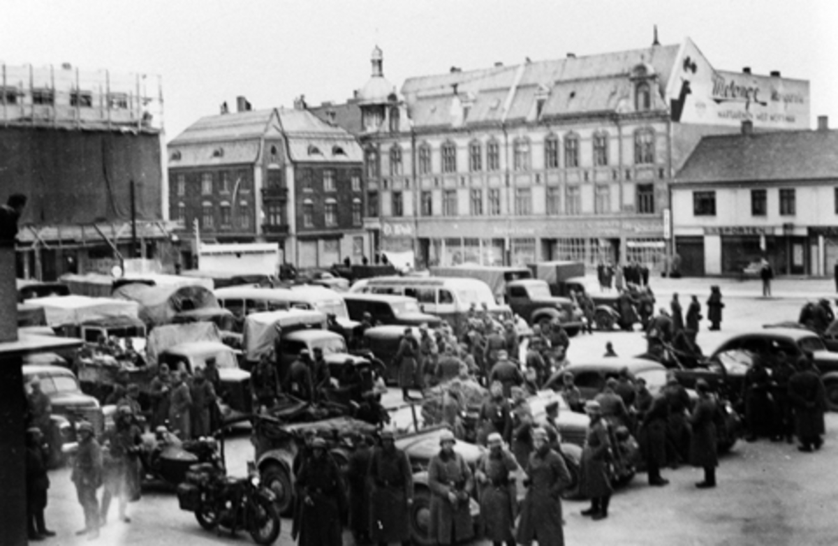 ØSTRE TORG, HAMAR, TYSKE SOLDATER, LASTEBILER, BUSSER, MILITÆRE ...