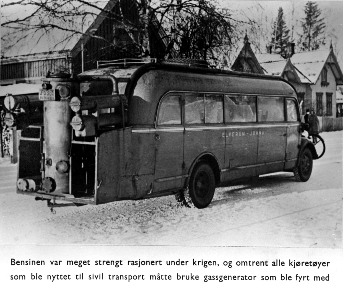 Buss med gassgenerator - Anno Glomdalsmuseet / DigitaltMuseum