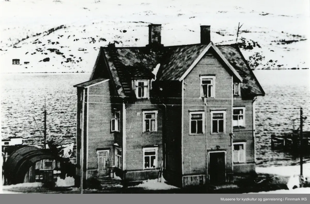 Skjånes skoleinternat Gamvik Kommune 1946. Til v. ser vi kaien og ...