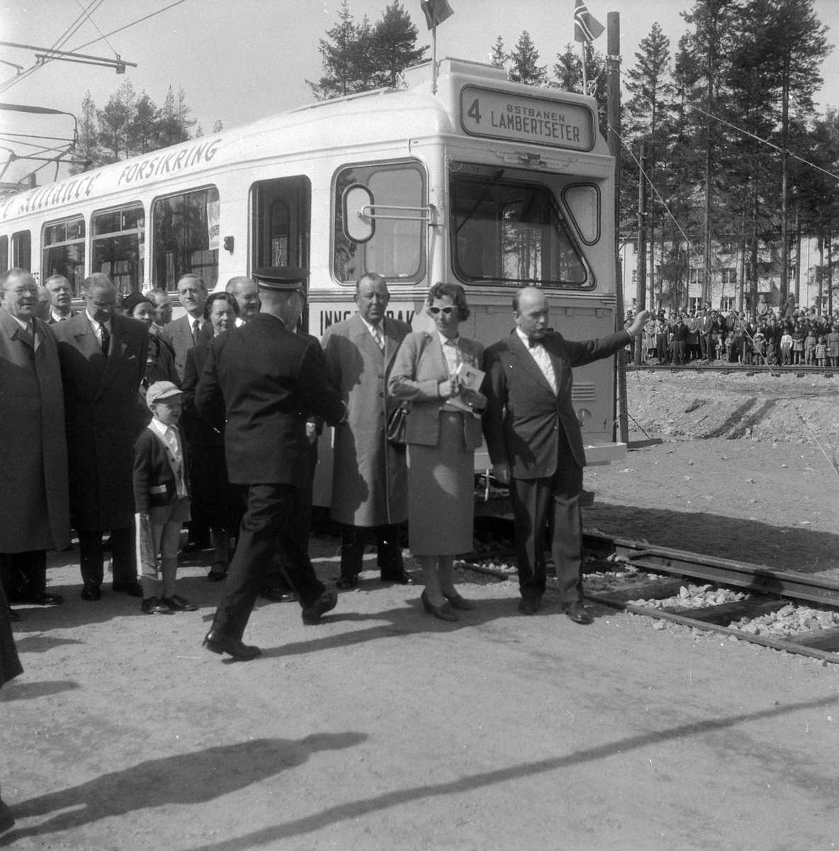Lambertseterbanen, åpningstur 28. april 1957. Trikk, innbudte gjester ...
