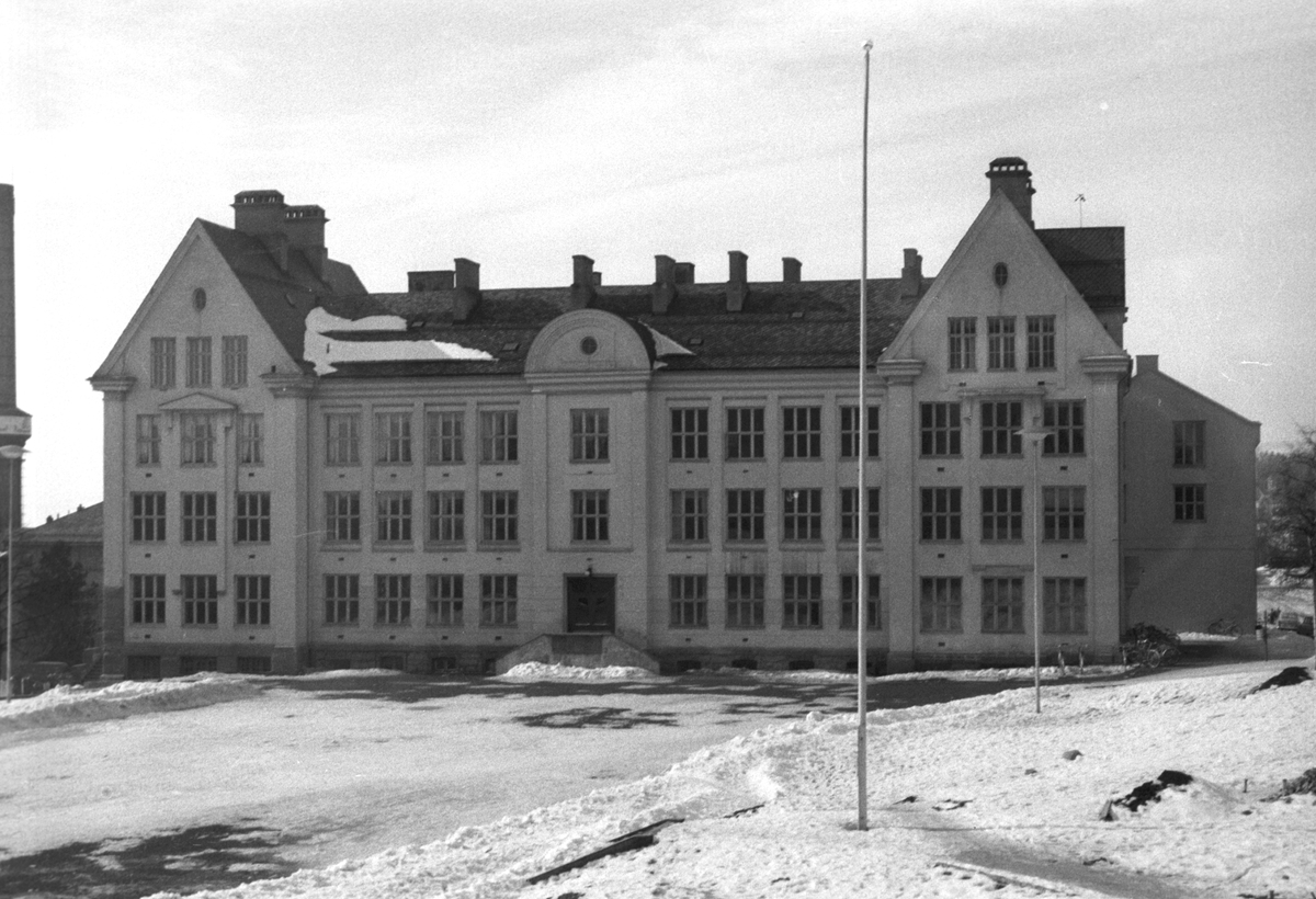 HAMAR KATEDRALSKOLE, VESTRE TORG, HAMAR. REVET I 1974. FOTO:EGIL M ...