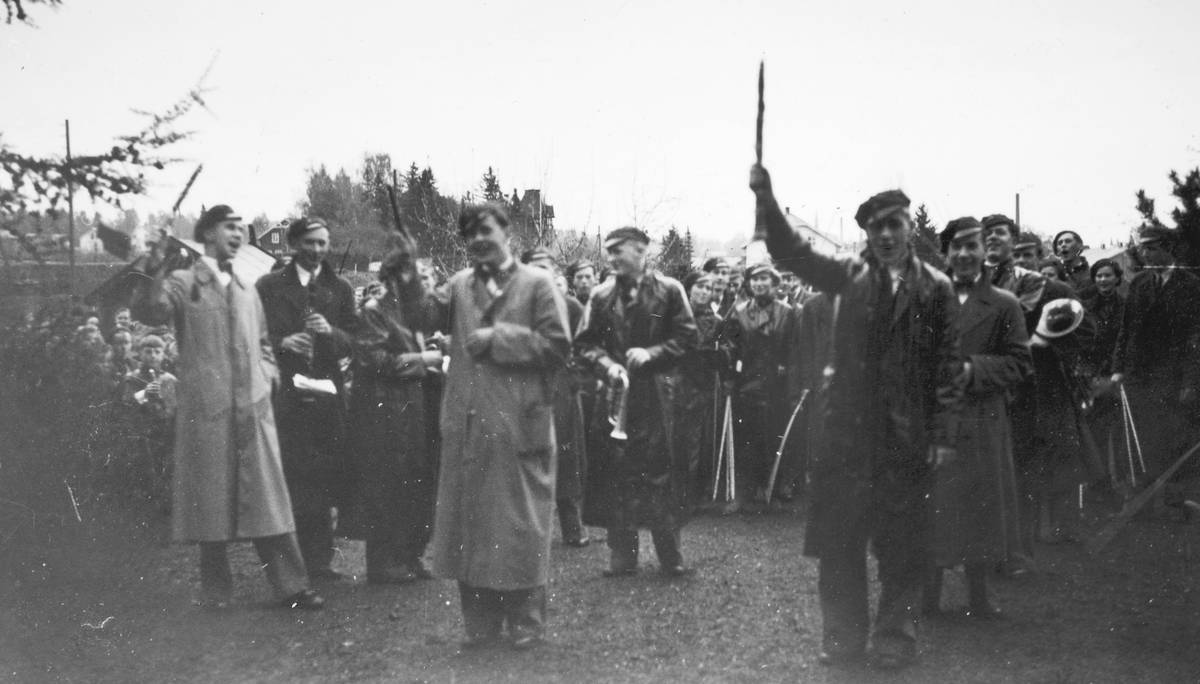 "Russens besøk" 17. 05. 1937. Russ fra Hamar Katedralskole vekker lærer ...