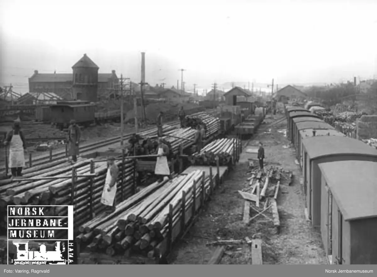 Omlasting av stolper på Hamar stasjon - Norsk Jernbanemuseum ...