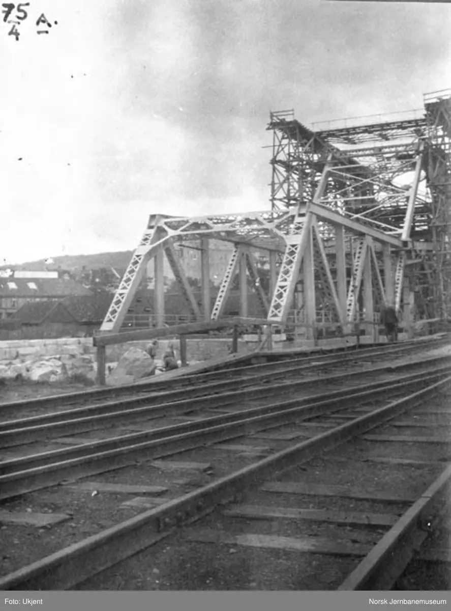 Skansen bru under bygging - Norsk Jernbanemuseum / DigitaltMuseum