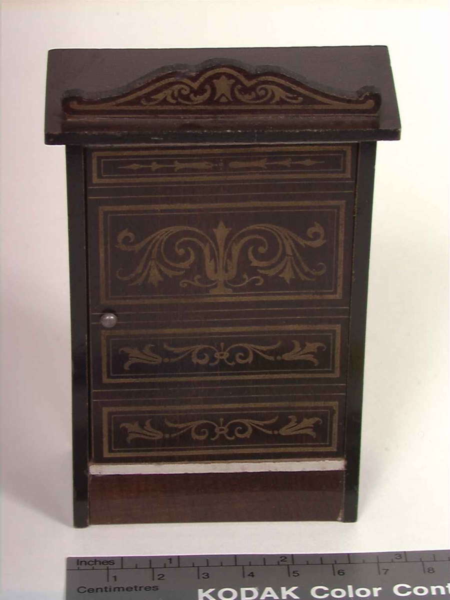 Dukkemøbel, klesskap - Norsk Folkemuseum / DigitaltMuseum