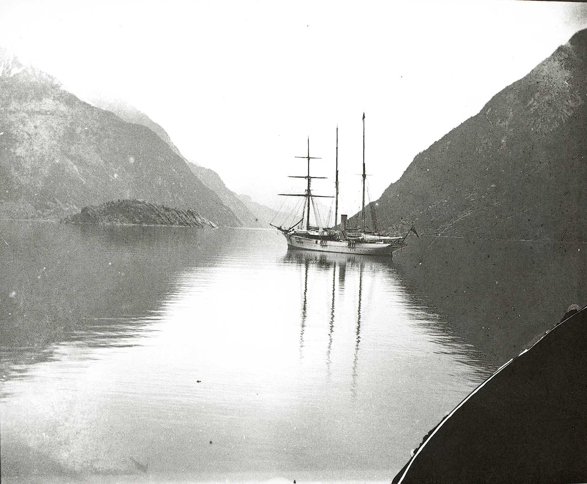 Seilskute på blikkstille fjord. - Norsk Folkemuseum / DigitaltMuseum