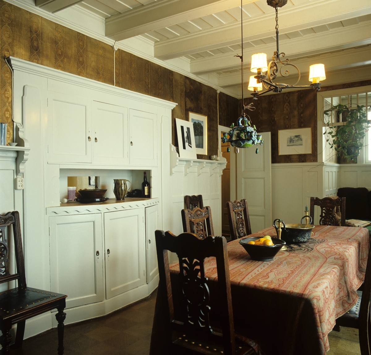 Spisestue med anretning og serveringsluke i hus fra ca. 1860 i Nes på ...