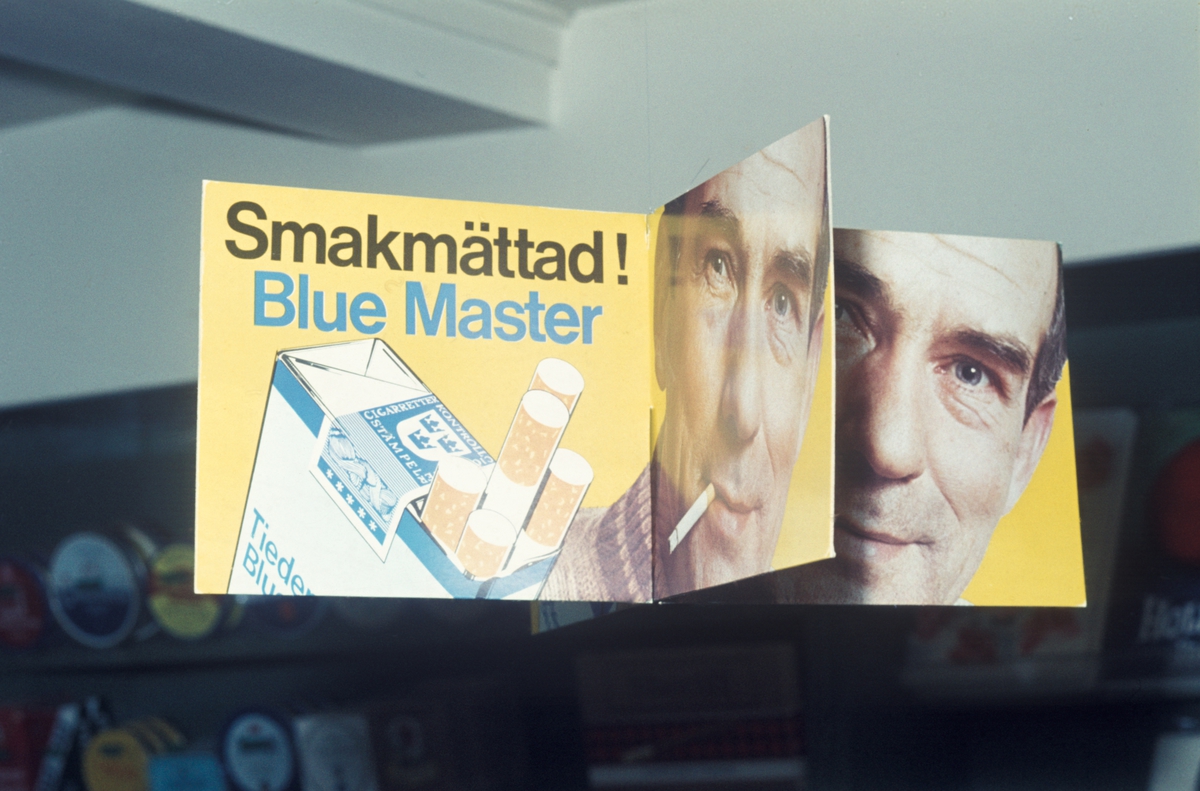 Butikkinteriør. Reklame for Blue Master sigaretter i Sverige. - Norsk ...